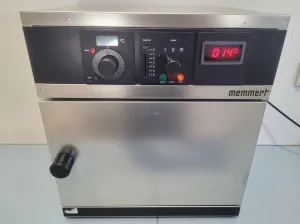 QP - MEMMERT UM 100 oven with natural convection 220°C